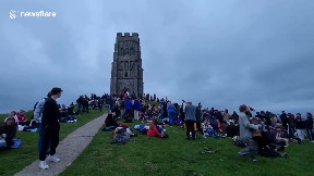 Hundreds gather at Glastonbury Tor to celebrate summer solstice (video ...
