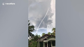 Long waterspout seen from family’s backyard in Thailand (video) - ItemFix